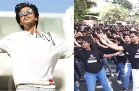 Shah Rukh Khan मन्नत के बाहर फैंस ने इस तरह बनाया वर्ल्ड रिकॉर्ड किंग