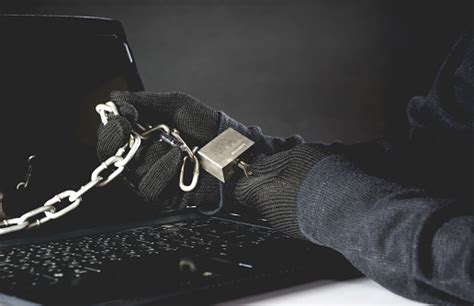 해커의 컴퓨터를 잠금 해제 합니다 위험한 해커는 훔친 데이터 보안 및 위험 개념입니다 개념에 대한 스톡 사진 및 기타 이미지