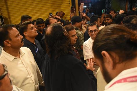 छोटे बेटे अनंत और दोनों बहुओं के साथ लालबागचा राजा के दर्शन करने पहुंचे