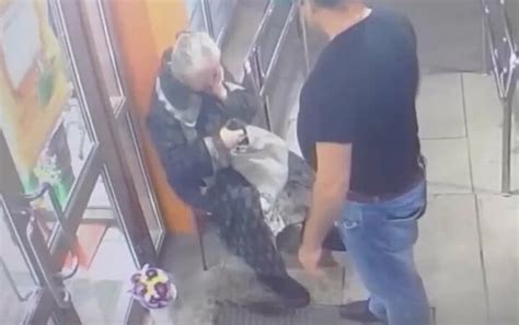 Мужчина избил бабушку цветочницу Смотреть онлайн в поиске Яндекса по Видео