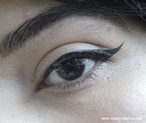 The Eyeliner Hack I Use For My Super Oily Eyelids Vanitycasebox