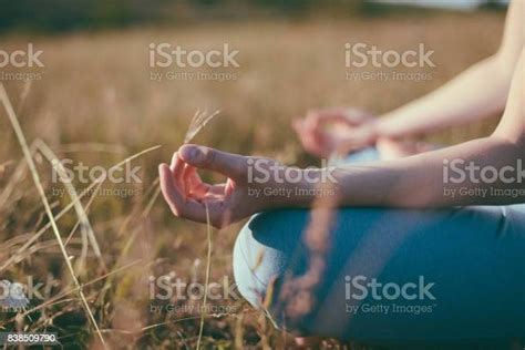 여자 요가 연습 하 고 자연에서 로터스 위치에 묵상 여자는 산에서 명상 로터스 위치 근접 촬영에서 명상 하는 여자 명상하기에