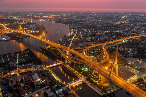 방콕 시의 차오 프라야 강을 가로지르는 부미볼 현수교의 공중 전경을 배경으로 태국 의 일몰 하늘과 구름에 차를 타고 있습니다 밤 하루 시간대에 대한 스톡 사진 및 기타