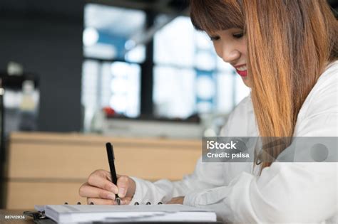 카페에서 여 자가 일을 시작 합니다 여자 학생 커피숍에서 노트북에서 메모를 작성 합니다 교육 라이프 스타일 비즈니스 사람