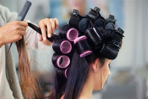 Cuidados De Cabelo E Maquiagem Feminina Com Enroladores E Mãos De