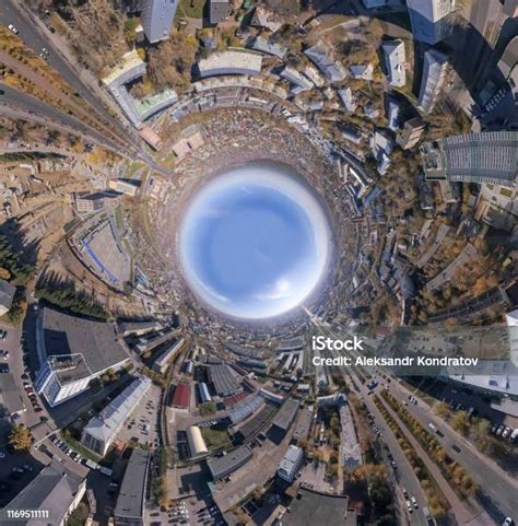 자동차가 많이 있는 도시의 중심에 푸른 하늘이있는 오래된 건물과 새로운 건물의 추상적 인 공중 보기 러시아어 거리 노보시비르스크 도시에 대한 스톡 사진 및 기타 이미지