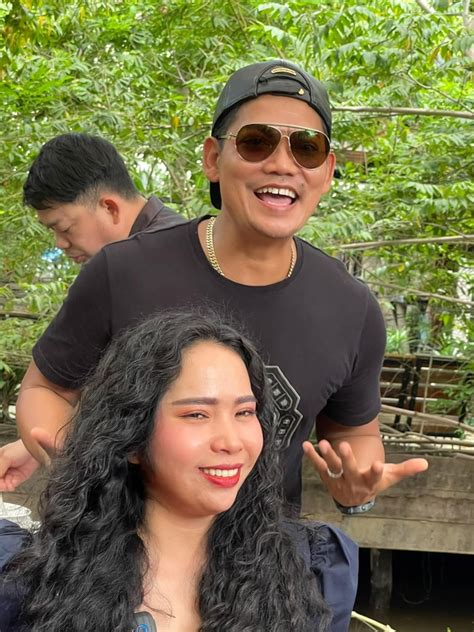 ច្រណែនអត់ លោកឧកញ៉ា ព្រាប សុវត្ថិ មកស្វីតជាមួយភរិយា ម្លឹងនៀក មា នវីដេអូ Khmerload Cambodia