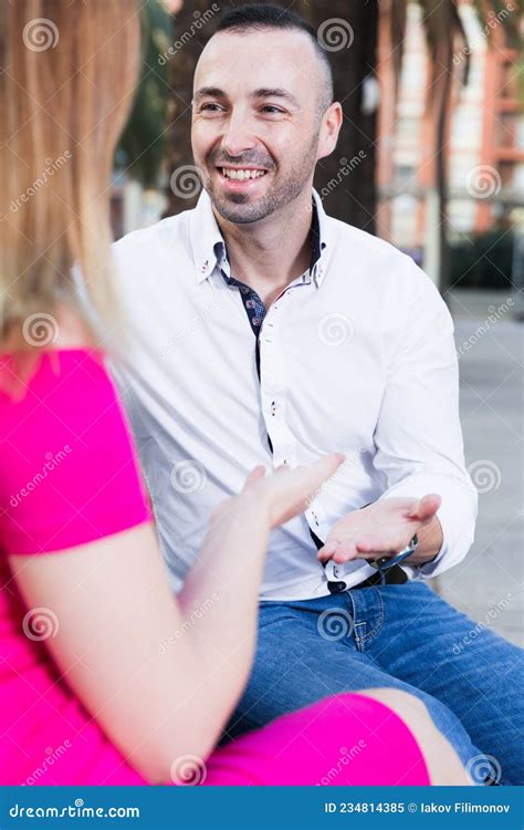 El Joven Está Coqueteando Con La Chica Imagen de archivo Imagen de individuo resorte