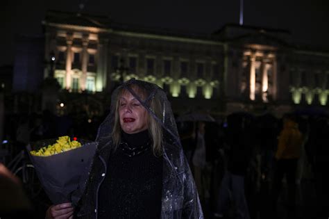 Tearful Crowds Mourn The Queen Outside Buckingham Palace The Straits
