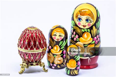 마트레오시카 가족 Matrioska 예술 러시아인형과 러시아 기념품 흰색 배경에 Faberge의 계란 관 사본 개체 그룹에 대한