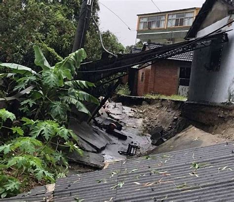 轟隆！彰市大雨驚傳道路崩落、民宅圍牆倒塌 9人逃命 自由電子報 Line Today