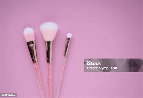 복사 공간이있는 분홍색 배경에 분홍색 화장품 나일론 메이크업 브러시 세트 파운데이션 파우더 블러셔 아이 섀도우 브러쉬 탑 뷰 0