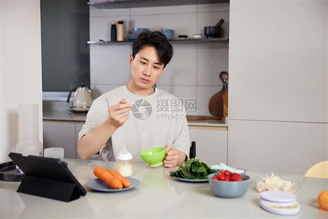 新手奶爸学习冲调奶粉高清图片下载 正版图片507715785 摄图网