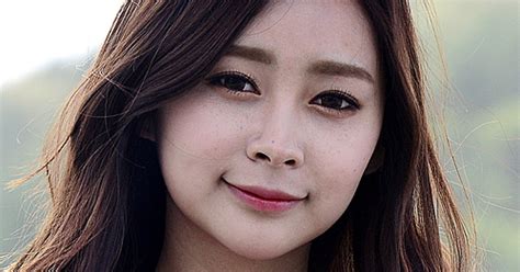 포즈 취하는 레이싱 모델 서한빛