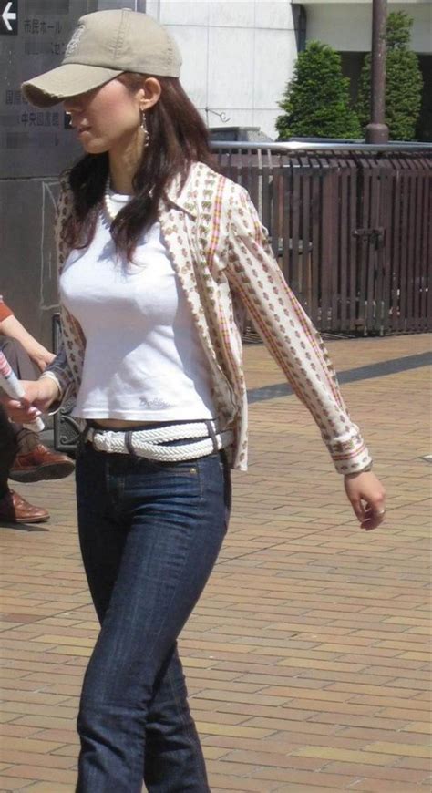 着衣巨乳盗撮エロ画像白系のシャツを着てオッパイの大きさが明確にわかる巨乳素人を街撮りww エロ画像ミルナビ