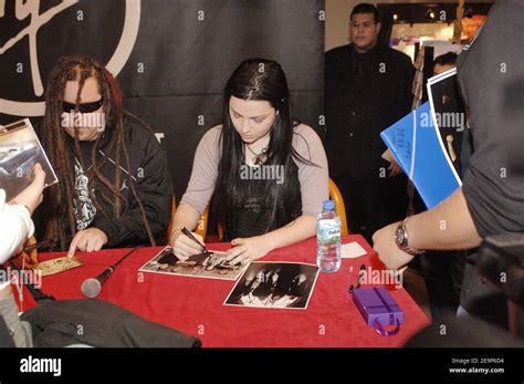 Evanescence Lead Singer Amy Lee During A Dedicace Session At Virgin