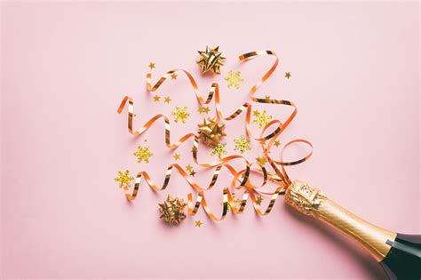 샴페인 병과 색상 배경에 텍스트를위한 공간 창조적 인 평면 평신도 구성 화려한 파티 스트리머와 샴페인 병 휴일 또는 크리스마스
