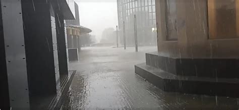 ВИДЕО СТРАШНО НЕВРЕМЕ ВЕТЕРОТ НОСЕШЕ СÈ ПРЕД СЕБЕ НАВРНАА И ОБИЛНИ КОЛИЧИНИ НА ДОЖД