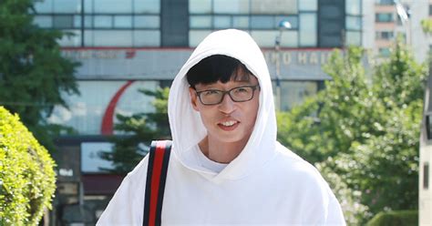 유재석 한여름에도 후드패션 해피투게더 출근길