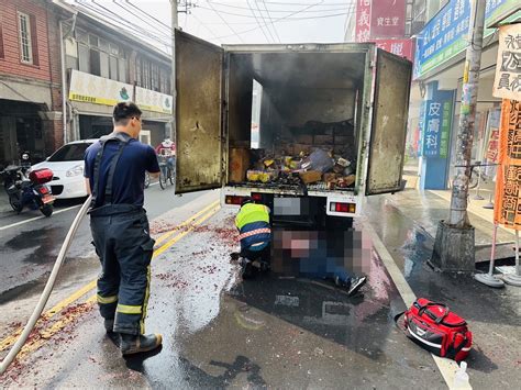 影與死神拔河小貨車滿載鞭炮突爆炸起火 一男子嚴重燒燙傷 觀傳媒