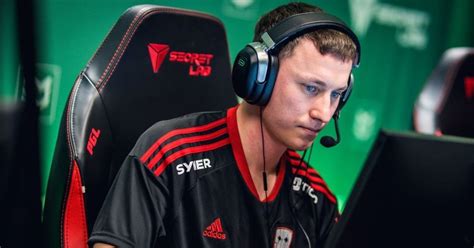 Dynamo Eclot Players Prepare Signatures For Cs2 Shanghai Major 2024