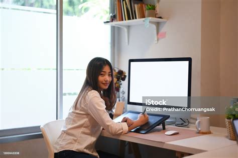 카페에 앉아있는 동안 태블릿의 무선 키보드에 입력 젊은 여성 프리랜서 공란에 대한 스톡 사진 및 기타 이미지 공란 디지털 펜 비어 있음 Istock