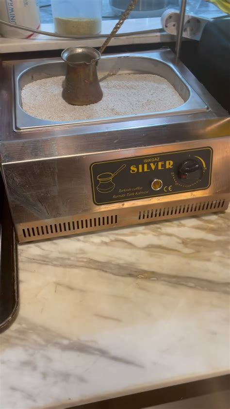 터키 커피는 터키의 전통적인 음료 중 하나로 특별한 방식으로 만들어집니다 터키 커피는 미세하게 분쇄된 커피콩을 뜨거운 물에 끓여서 만들며 이때 커피콩이 끓는 물 안에서