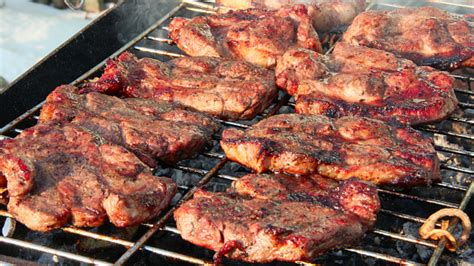 고기 요리의 과정입니다 바베 큐에는 스테이크 밖에 서 식욕을 돋 우는 돼지고기를 준비 건강한 식생활에 대한 스톡 사진 및 기타 이미지 건강한 식생활 고기 굽기