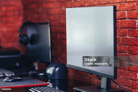 책상에 검은 화면이 있는 컴퓨터 모니터 2개 테이블 위에 2명 용 작업장 1개 0명에 대한 스톡 사진 및 기타 이미지 0명