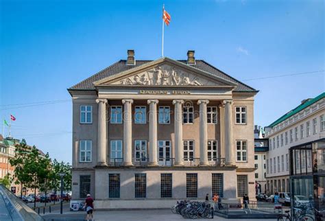Fachada De Edificio De Banco Danske Con Columnas De Corintios En