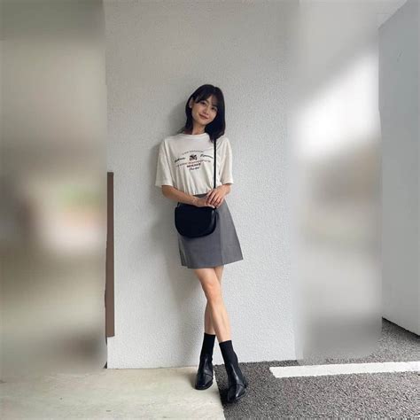 安村真奈さんのインスタグラム写真 安村真奈instagram「秋冬にミニスカをはきたくなるタイプです 足元だけ秋🍎 安村真奈