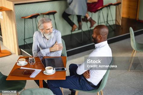 성숙한 백인 남자 데 A 회의 와 그의 아프리카 계 미국인 비즈니스 동료 에 카페 사람들에 대한 스톡 사진 및 기타 이미지 사람들 연결 카페 Istock