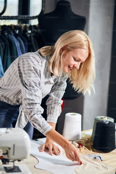 스튜디오에서 일하는 아름다운 패션 디자이너가 옆모습 사진을 클로즈업하고 있다 사진 Unsplash의 유행 이미지