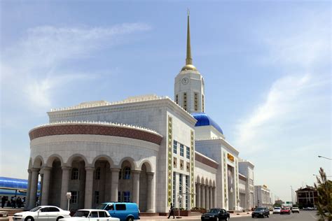 Красивое здание железнодорожного вокзала в Ашхабаде обои для рабочего стола картинки фото