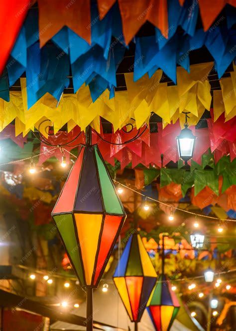 Bandeiras Coloridas E Balão Decorativo Para A Festa De São João No
