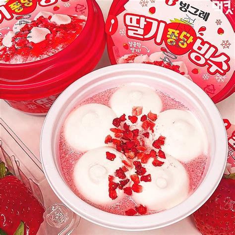 빙그레 아이스크림 예쁜데 맛있기까지 하다 새콤달콤의 끝판왕 딸기퐁당빙수🍓 출시 한 숟가락에 딸기랑 우유 아이스 And 딸기 얼음을 함께 얹어 한입에 와앙~ 이제
