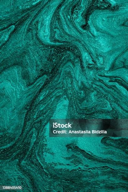 액체 매니큐어의 아름다운 청록색 얼룩 유체 예술 기술 흑백 대리석 배경 액체 스트라이프 페인트 텍스처 네일 래커 플로우 모던 배경 미니멀 한 개념 공간을 복사합니다 개념에