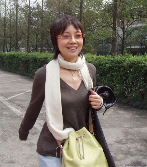 47歲閆妮素顏近照：膚白貌美似女神，越活越年輕她是如何做到的？ 每日頭條