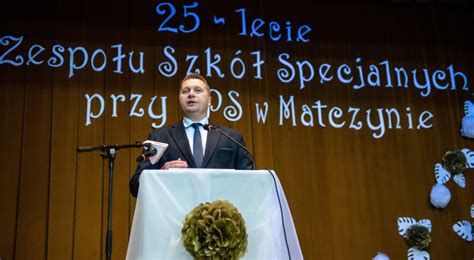 Przemysław Czarnek pogłoski o planach likwidacji szkół specjalnych