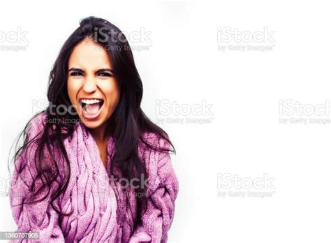 젊은 행복 미소 라틴 아메리카 십대 소녀 감정적 포즈 고립 된 흰색 배경 라이프 스타일 사람들 개념 갈색 머리에 대한 스톡 사진 및 기타 이미지 Istock