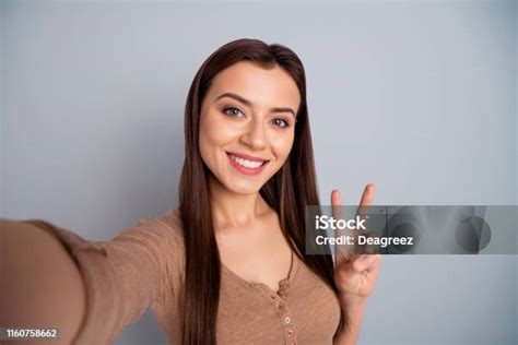 她自畫像 她漂亮漂亮可愛可愛 可愛 閃耀 可愛 可愛 可愛 歡快的快樂內容 女孩 女士 顯示 V 標誌隔離在灰色柔和的背景 照片檔及更多 一