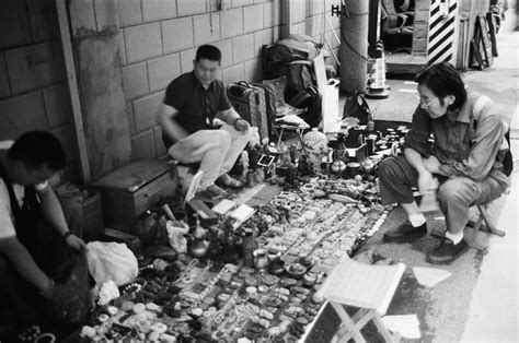 물건으로 가득 찬 테이블 주위에 앉아있는 사람들의 그룹 사진 Unsplash의 무료 회색 이미지