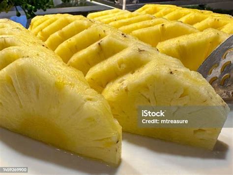 호텔 셀프 서비스 아침 식사 뷔페의 클로즈업 이미지 파인애플 재료의 행의 흰색 서빙 플래터의 전시 자체 제작 과일 샐러드 전경에
