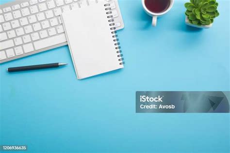 소모품이 있는 사무실 책상 테이블 플랫 레이 비즈니스 작업장 및 개체 맨 위 보기 텍스트의 공백 복사 0명에 대한 스톡 사진 및 기타 이미지 Istock