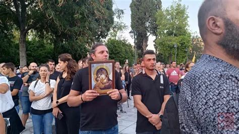 Со икони крстови и темјан против новите биометриски лични карти мирен протест во Атина