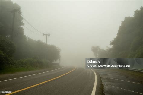 안개로 뒤덮인 산악 도로로 양쪽에 나무가 시야가 제한되어 있습니다 가리기에 대한 스톡 사진 및 기타 이미지 가리기 가을