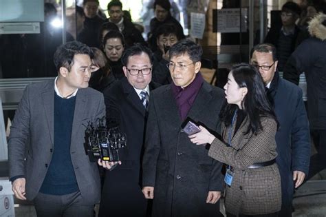 안희정 법원 출석취재진 질문에 묵묵부답