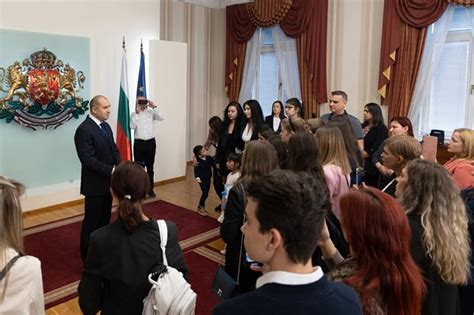 Румен Радев се срещна с деца на загинали служители на МВР