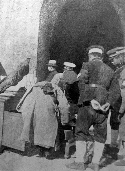 溥仪被驱逐出紫禁城时的老照片，太监宫女遭遣散集体抗议冯玉祥