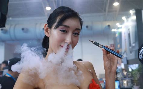 美女も豪快に鼻から「ふーっ」、中国・電子たばこ展示会 写真4枚 国際ニュース：afpbb News